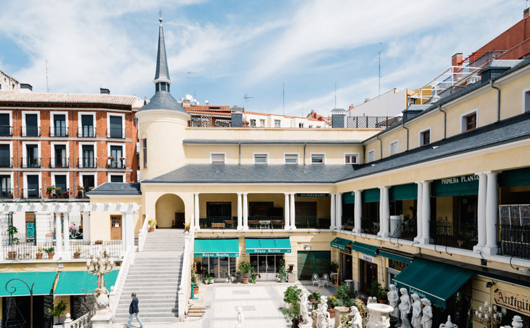 Las 10 tiendas y anticuarios que no te puedes perder en El Rastro de Madrid