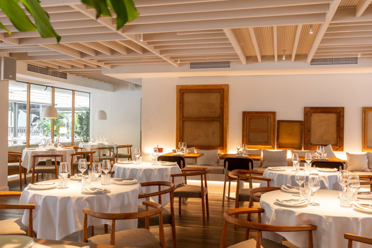 Una caja blanca con suelos de madera oscura: así es Alrevés, el nuevo ...