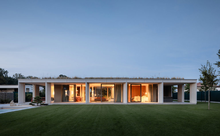 ¿Dentro o fuera? La vida doméstica dialoga con el exterior en esta ...