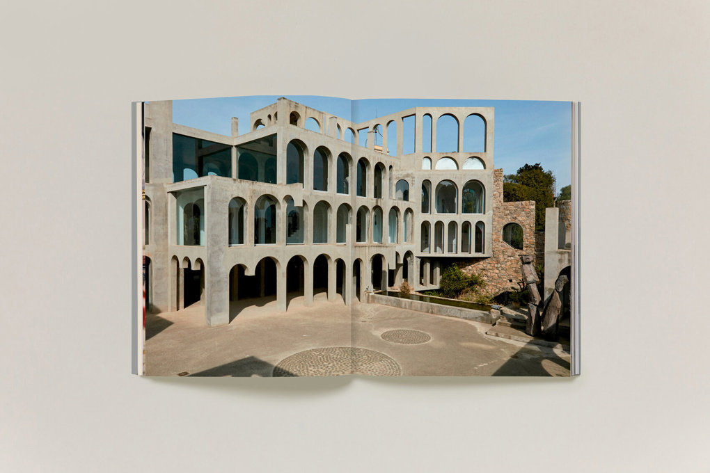 A la venta la ICÓNICA Y LABERÍNTICA casa del escultor Xavier Corberó en ...