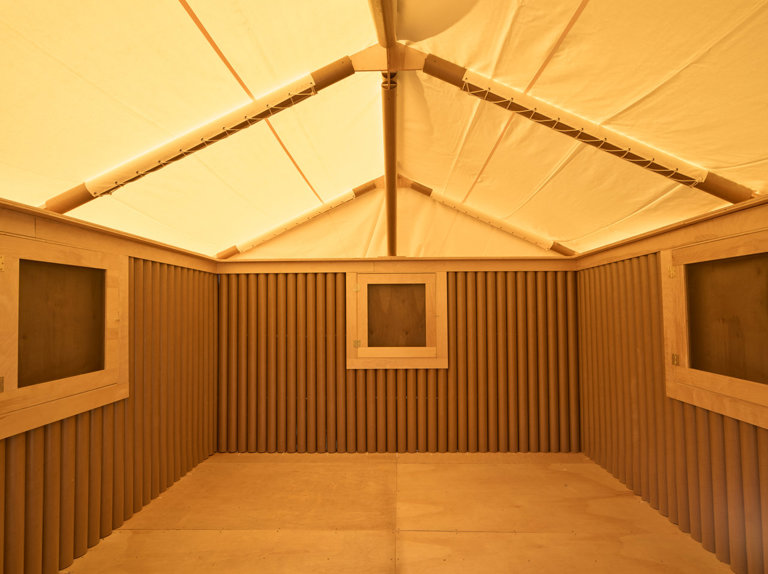 Shigeru Ban homenajea a Philip Johnson construyendo una de sus icónicas casas de tubos de cartón ...