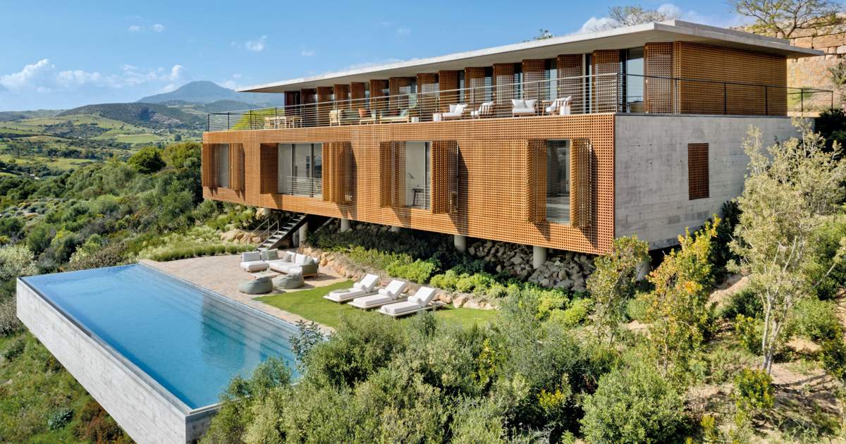 Celosías de madera y hormigón como protagonistas de una villa que ...