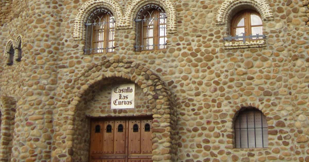 Sin arquitectos, ni planos: un vecino construye con piedras del río este castillo que puedes ...