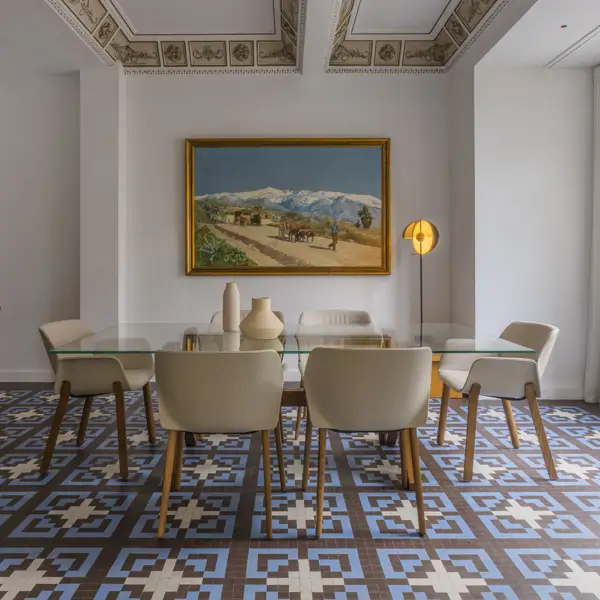 Una moderna casa de madera y cristal en medio del bosque