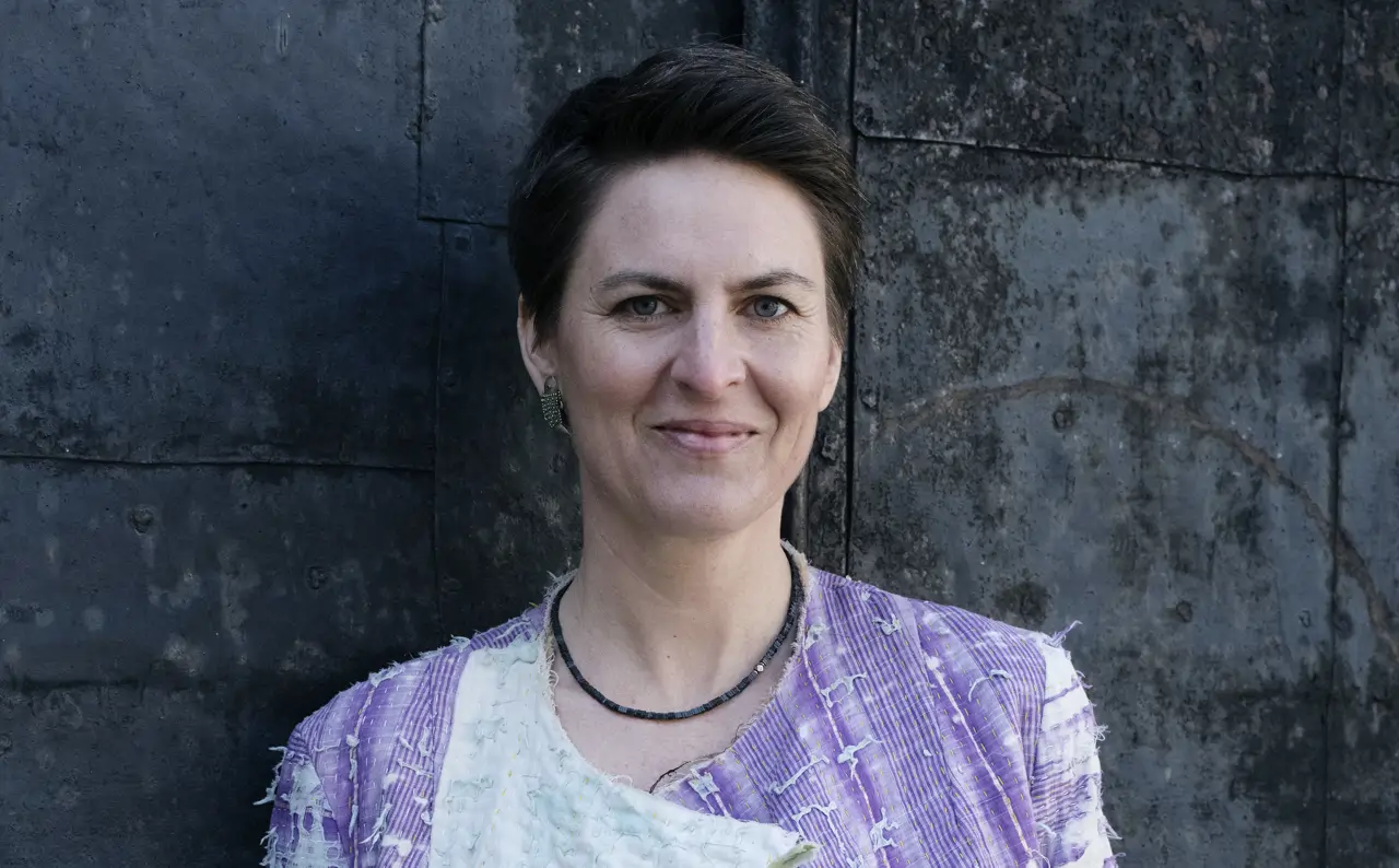 Anna Heringer, arquitecta: "Construir con barro no se estudia en la ...