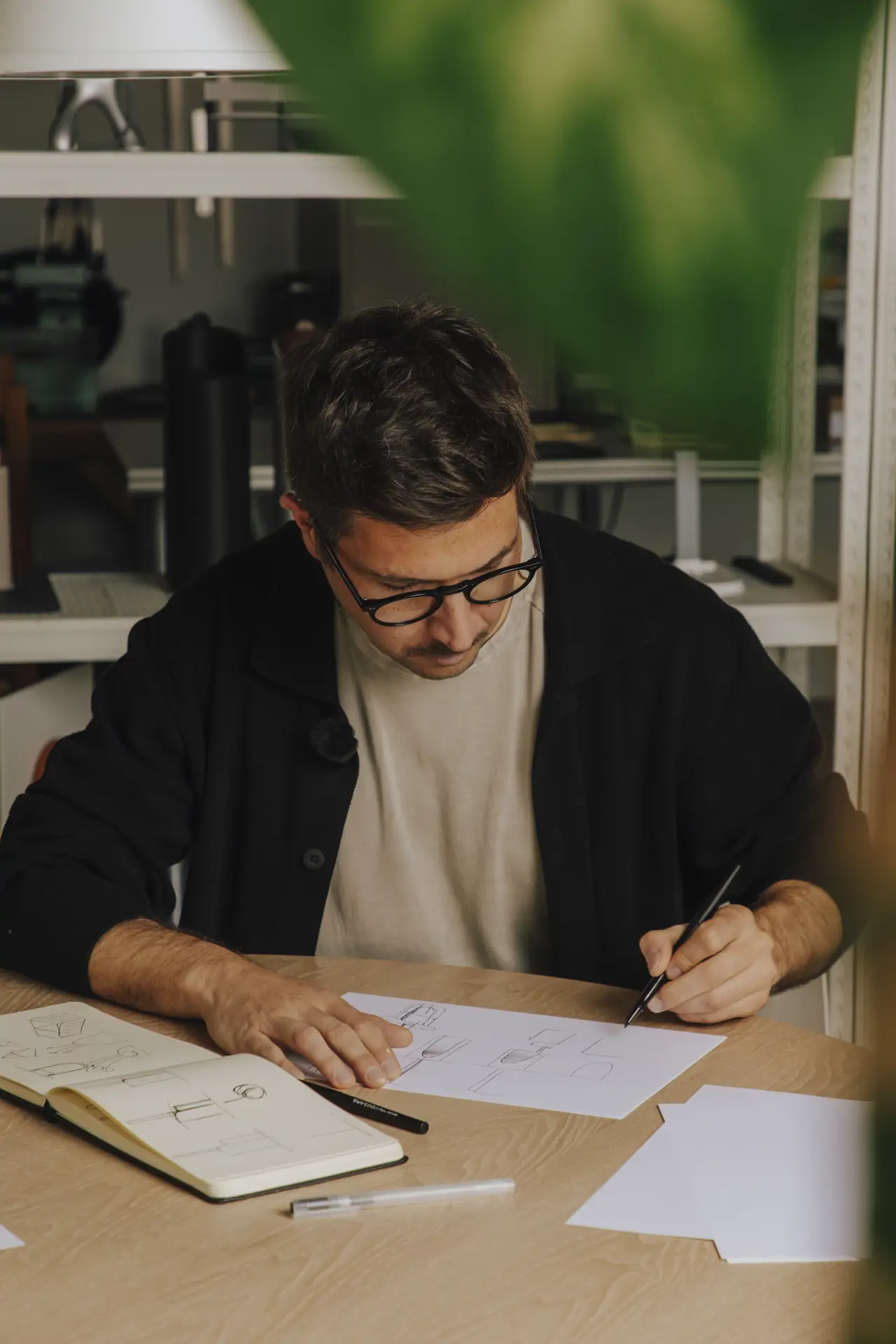 Jordi Esteve, diseñador de un escobillero portarrollos con soporte para ...