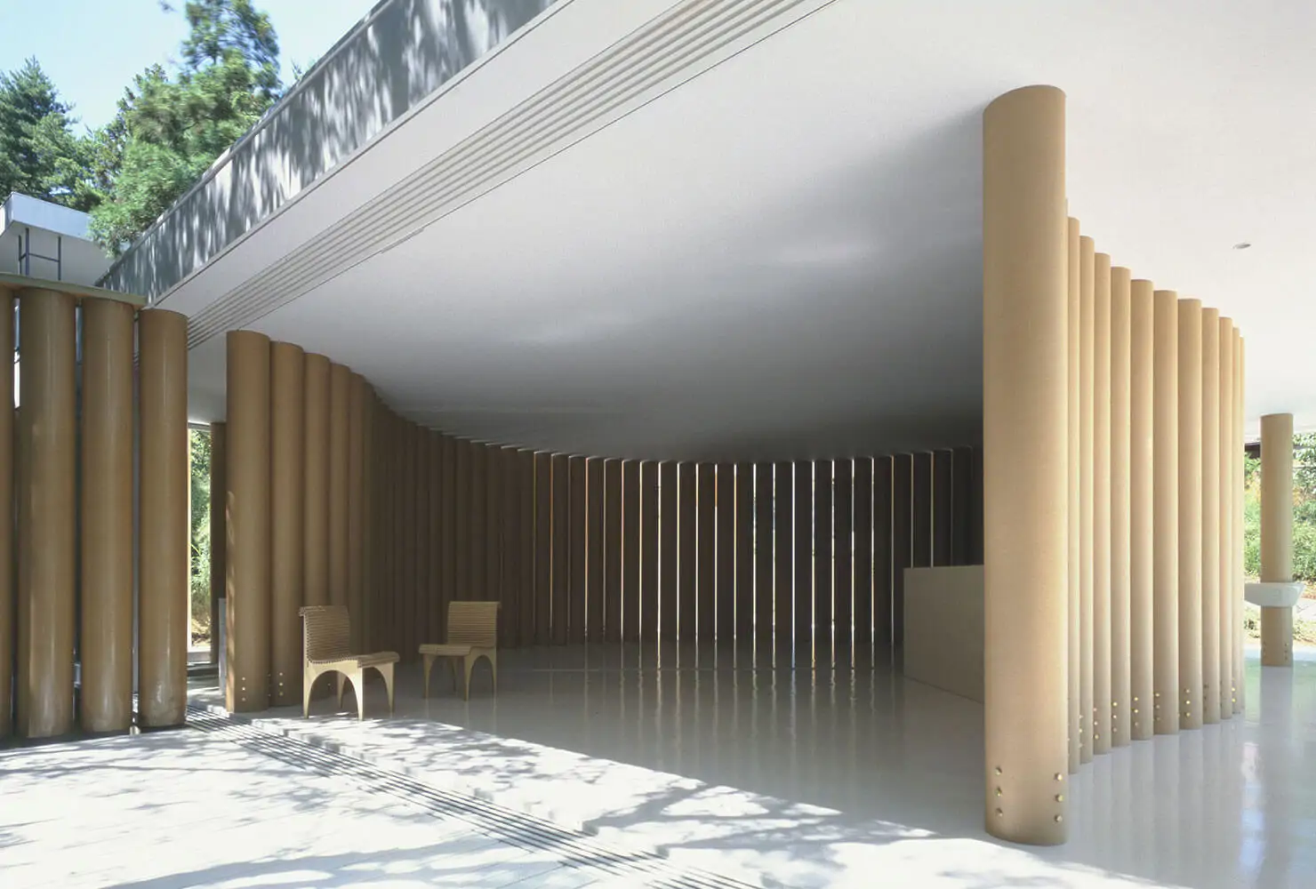 Así es la casa hecha con 110 tubos de papel reciclado diseñada por el ...