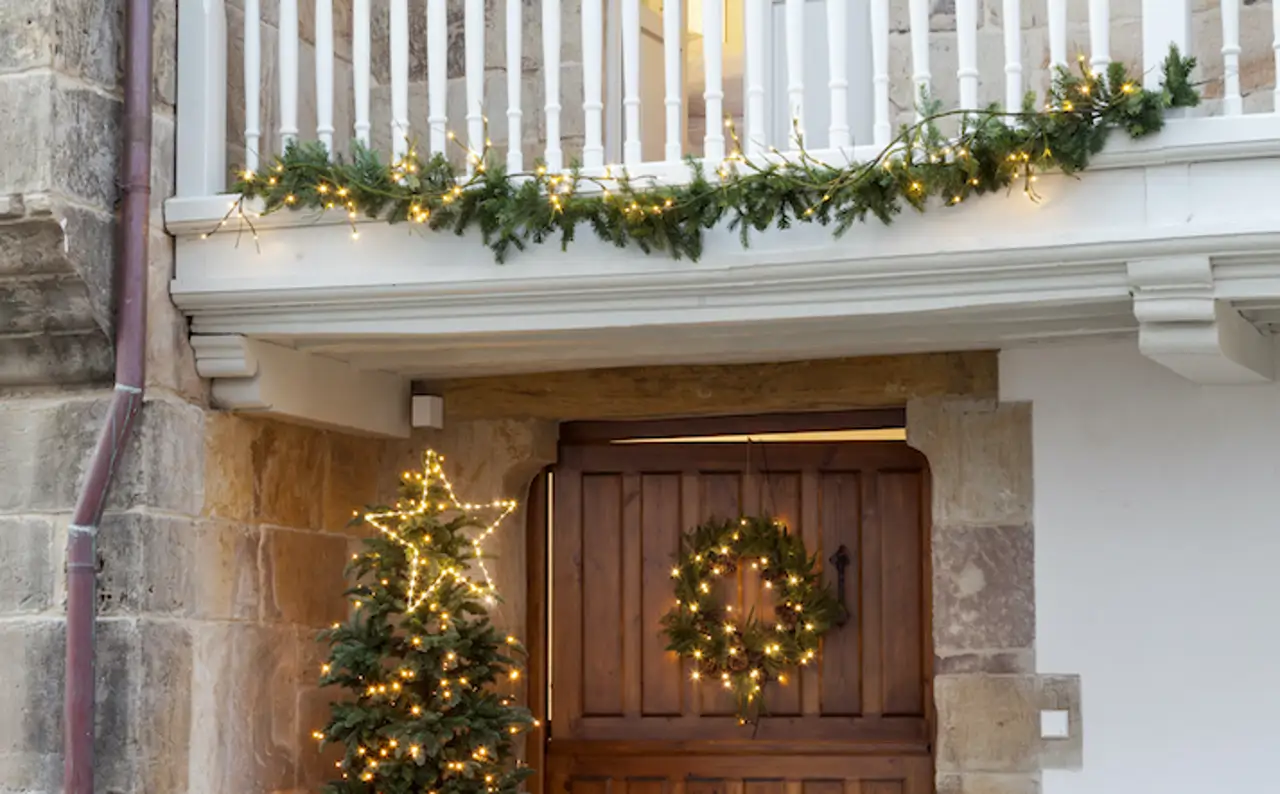 Cómo decorar un balcón en Navidad: 8 ideas elegantes y modernas con ...