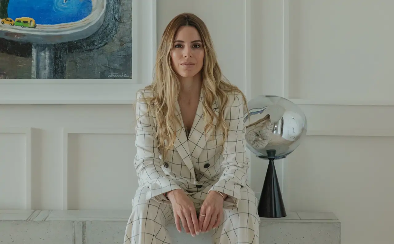 Marcela Restrepo, interiorista, convierte este piso para una pareja con 4 hijos en una galería ...