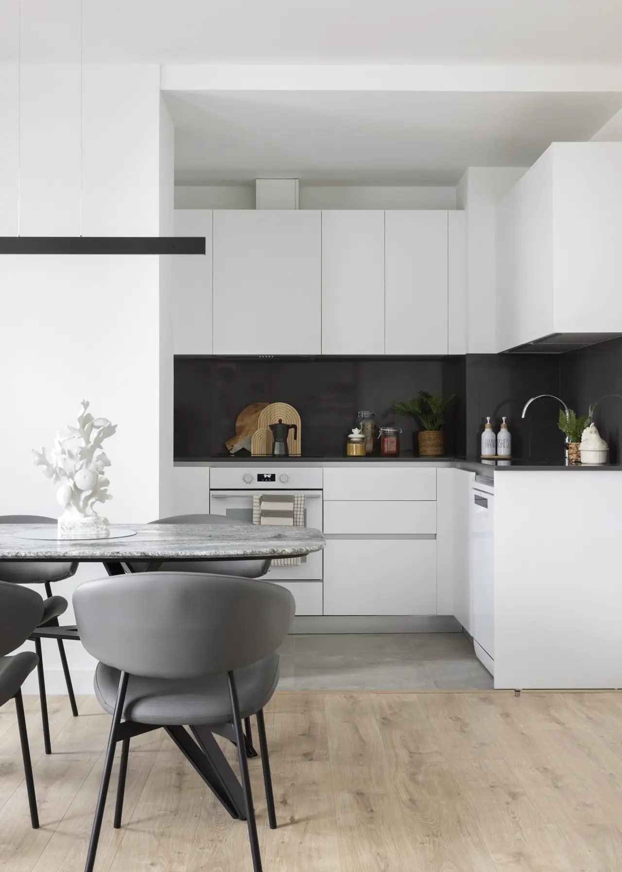 David González, interiorista: "Si cocinas a diario evitaría los muebles bajos sin tirador porque ...