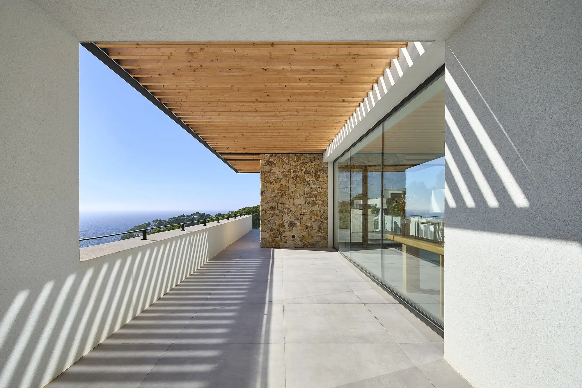 Una casa en la Costa Brava construida en una pendiente pronunciada que ...