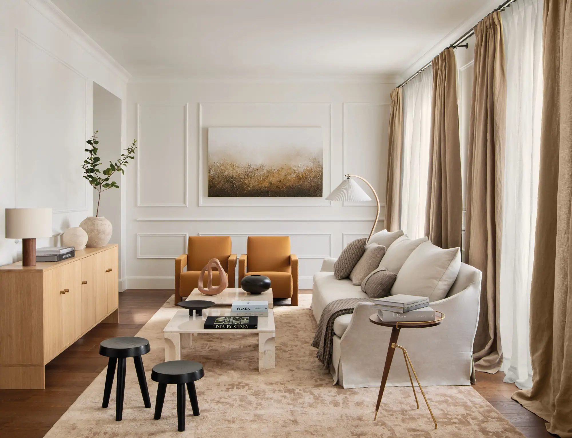 Paredes con molduras: así es la tendencia deco que sube como la espuma