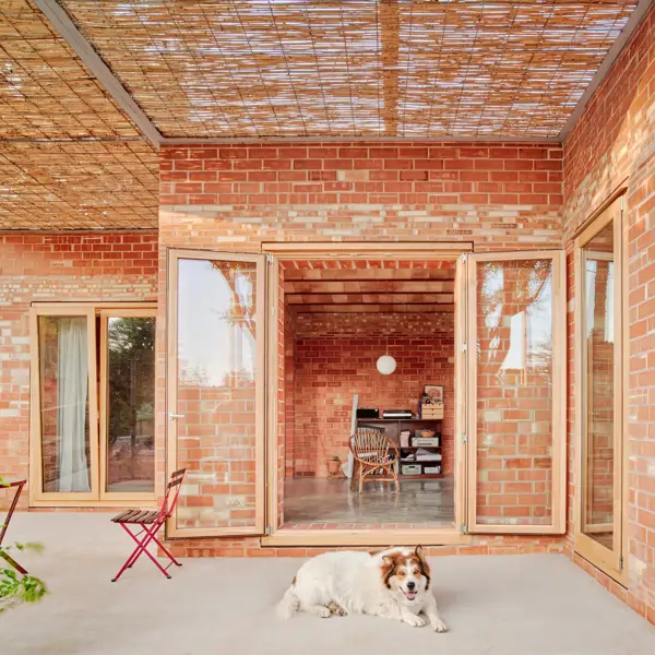 15 casas con porches pensados para la vida perfecta al aire libre