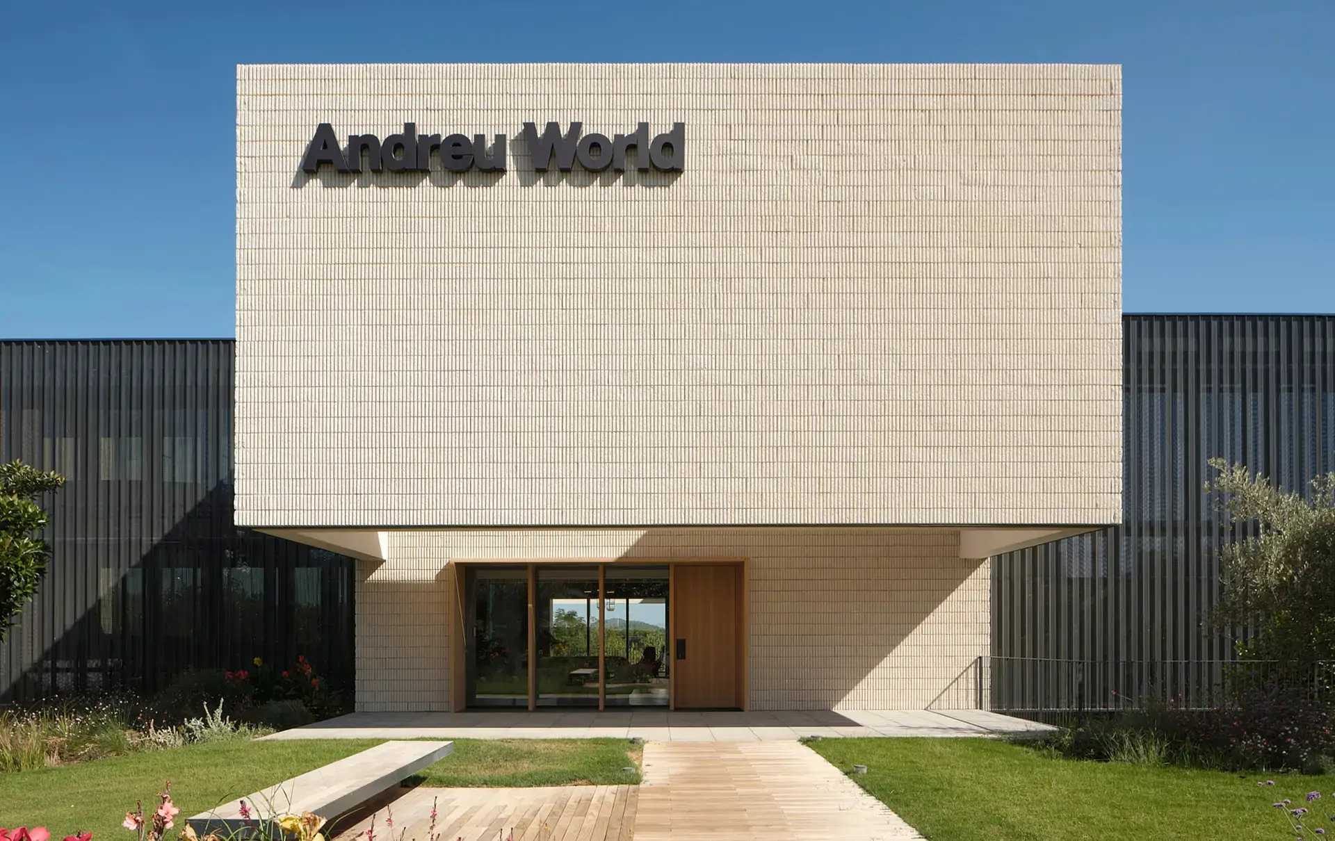 La nueva sede de Andreu World en Valencia: arquitectura industrial ...