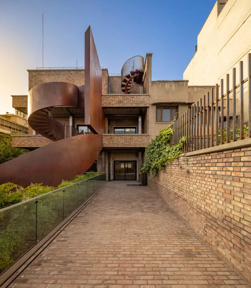 Esta casa de un escritor en Teherán alberga un muro con un poema que le ...