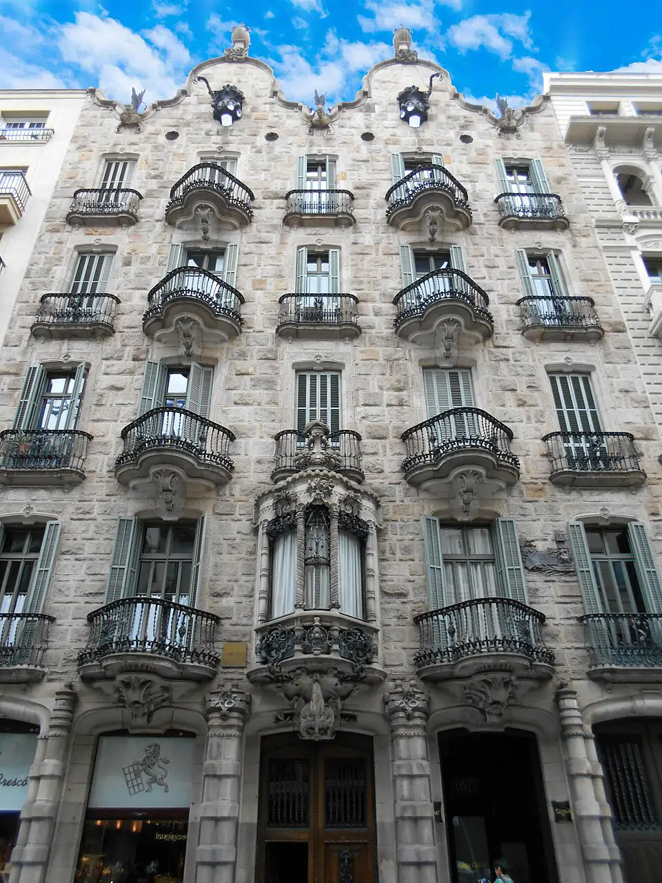 Gaudí secreto: la ruta imperdible por sus 5 obras más desconocidas