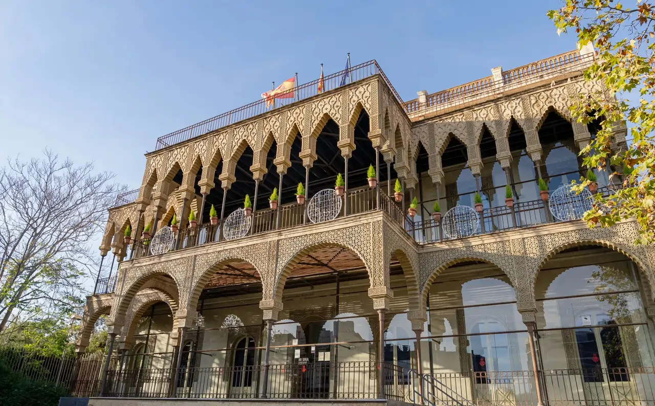 Parece la Alhambra, pero está en Barcelona: la joya neomudéjar que se ...