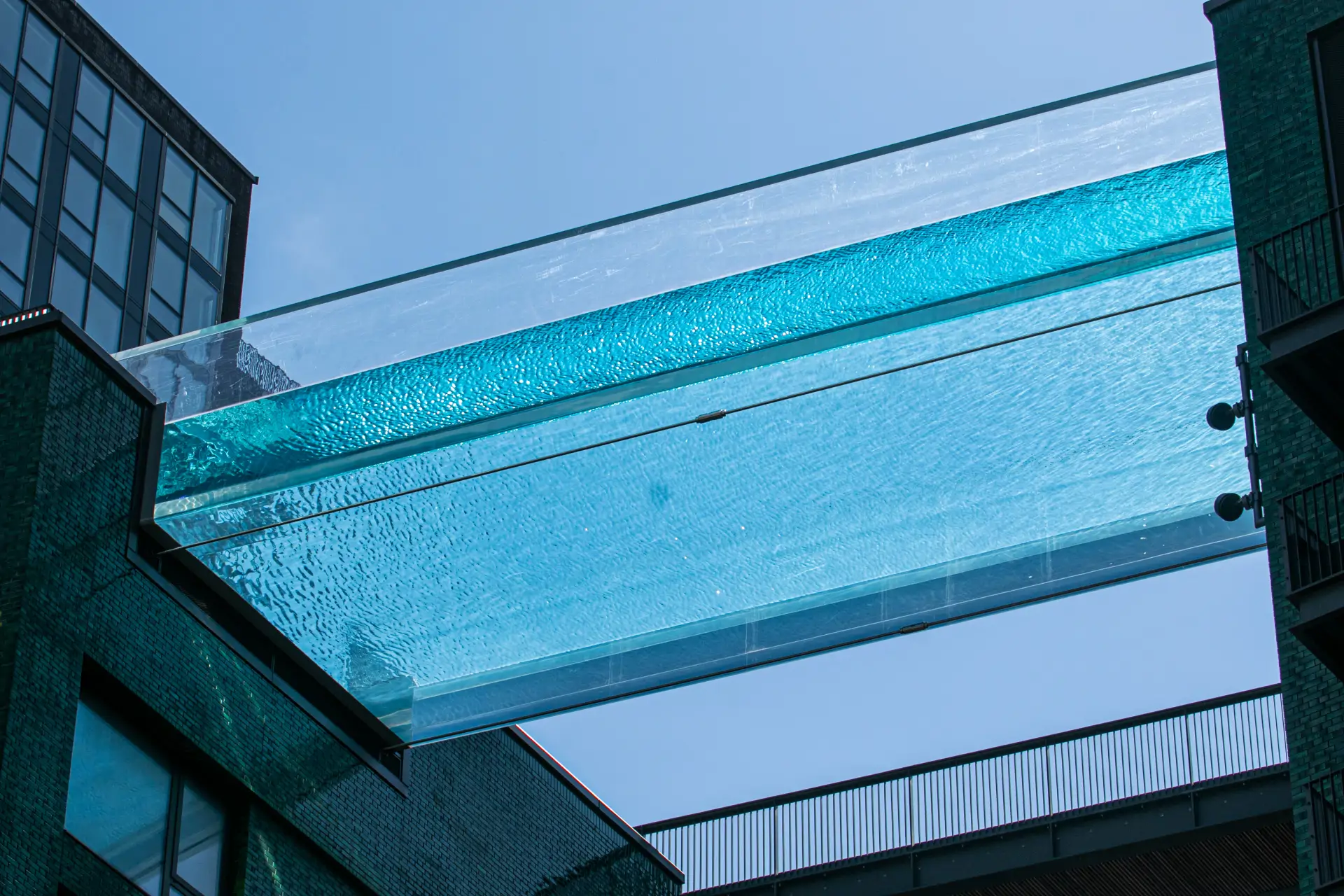 La piscina suspendida más impresionante del mundo une dos edificios a ...